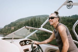How to Drive a Boat: Complete Beginner's Guide 2025